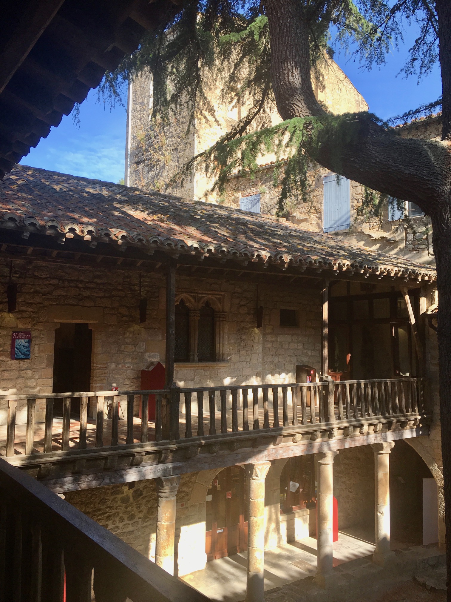 Lagrasse - cité médiévale - gîte et chambre d'hôtes - EstWest