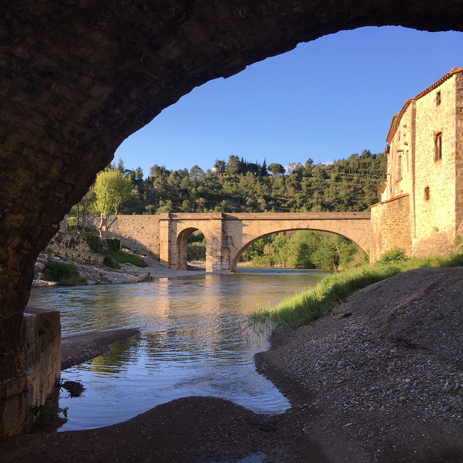 Lagrasse - cité médiévale - gîte et chambre d'hôtes - EstWest