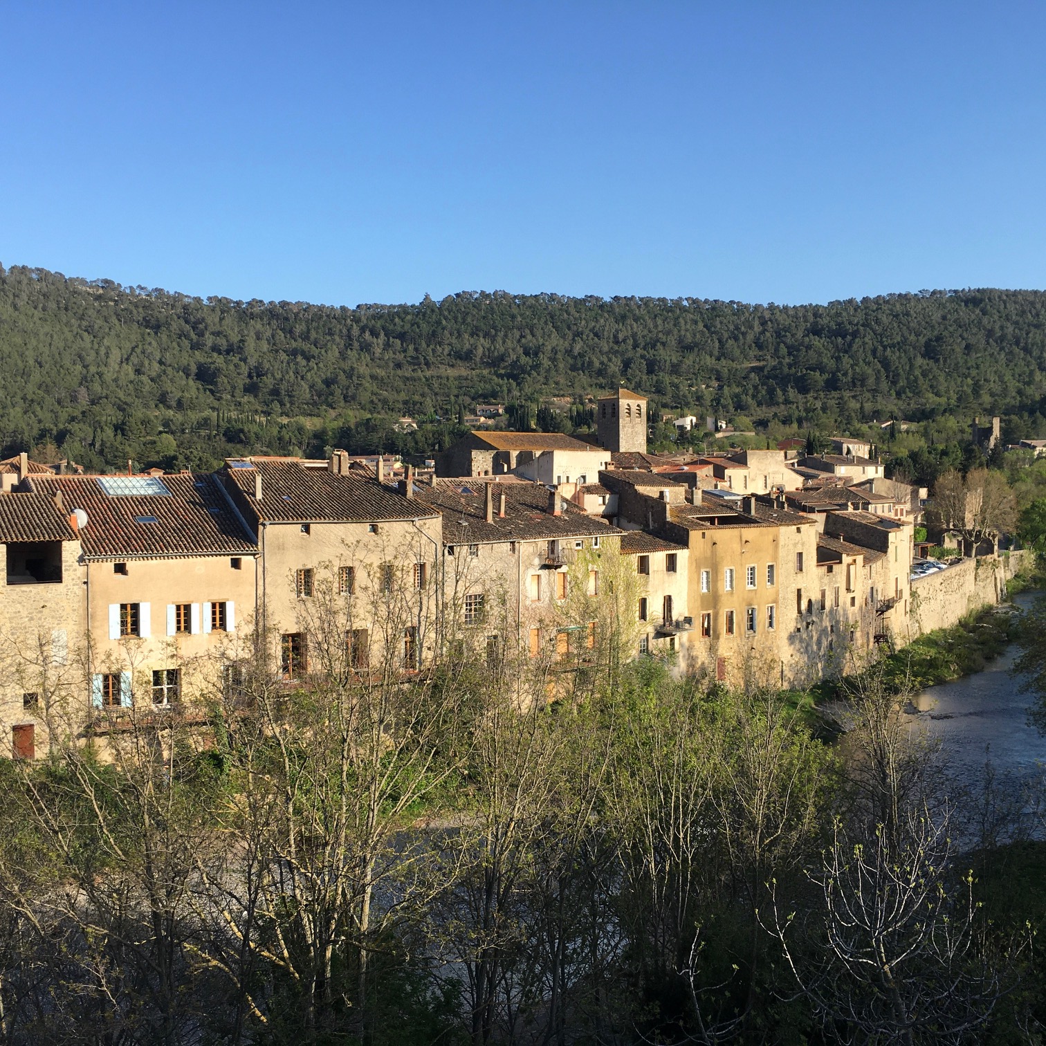 Lagrasse - cité médiévale - gîte et chambre d'hôtes - EstWest
